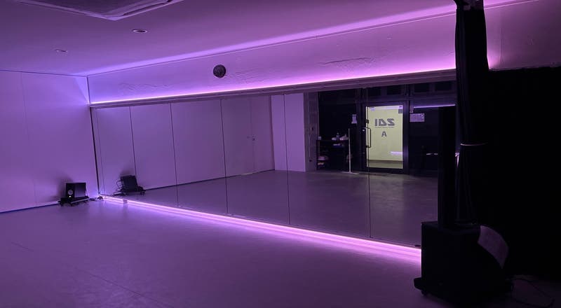 千葉駅から10分前後　鏡、音響、カーテンを設置しており、ダンスや余興、ヨガなど様々な用途でご使用いただけます。