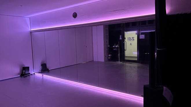 千葉駅から10分前後 鏡、音響、カーテンを設置しており、ダンスや余興、ヨガなど様々な用途でご使用いただけます。の写真1