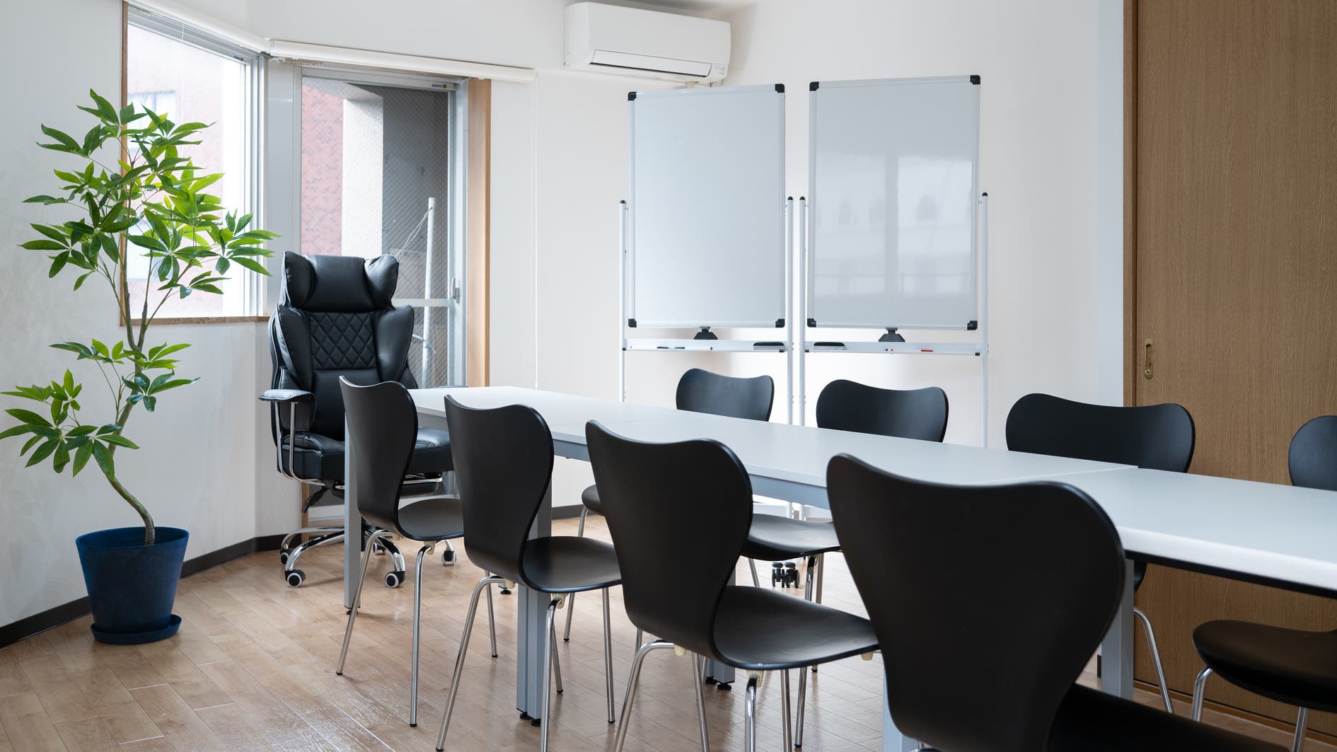 湯島駅1分。マルチモニタで捗るおこもり作業！ちょうどサイズの31㎡！最大9名！作業・ミーティング・小会議・ミニセミナーに！の写真6