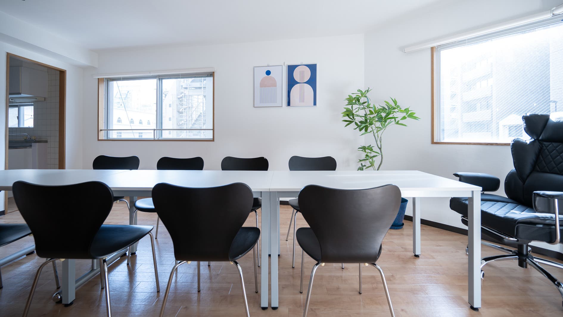 湯島駅1分。マルチモニタで捗るおこもり作業！ちょうどサイズの31㎡！最大9名！作業・ミーティング・小会議・ミニセミナーに！の写真9