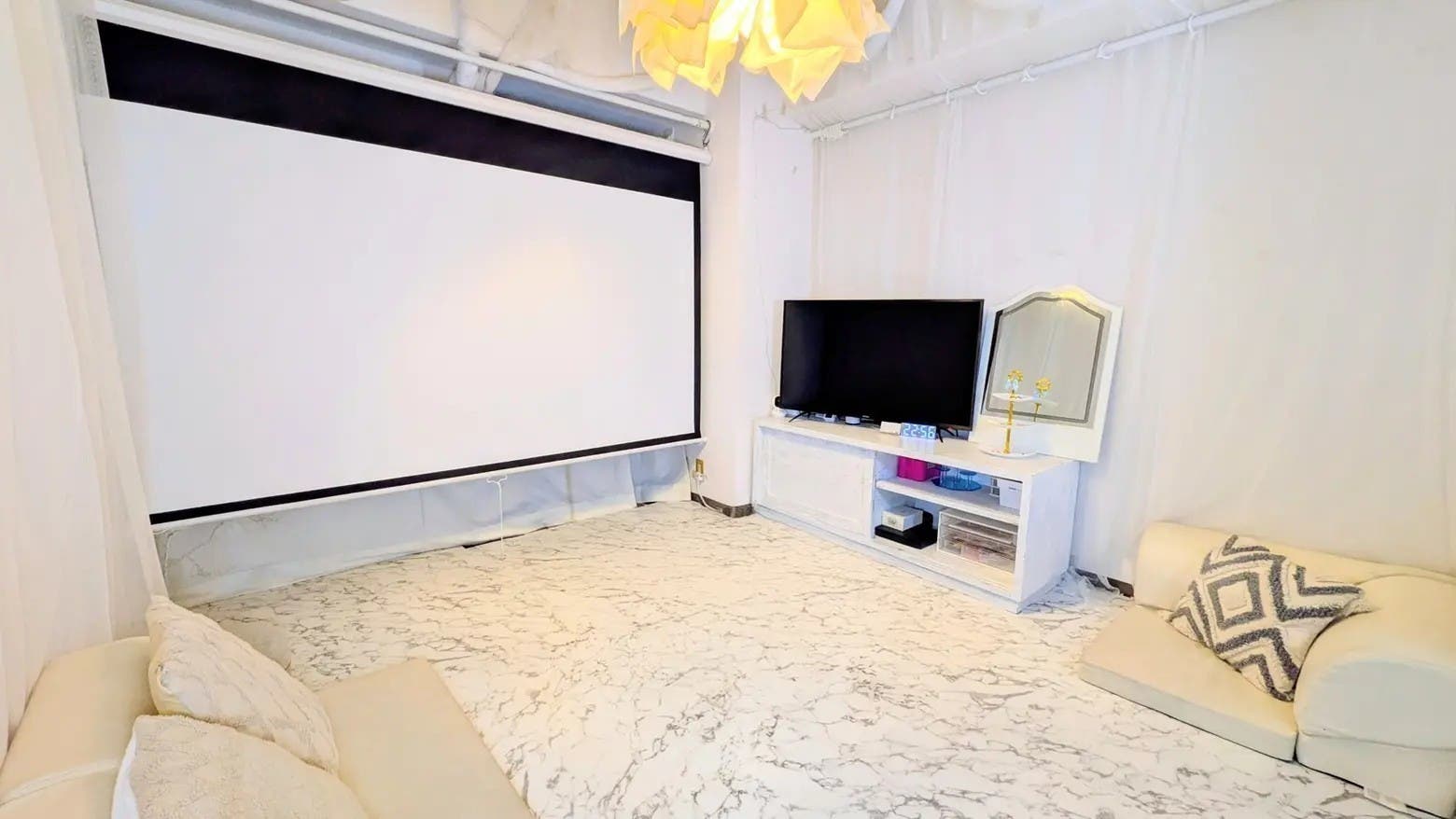 〖桃谷駅１分〗鶴橋駅から一駅💞インスタ映えスペース✨女子会*誕生日会*推し活*ライブ配信*映画鑑賞🎥デート💞‐ゴミ捨て無料の写真2