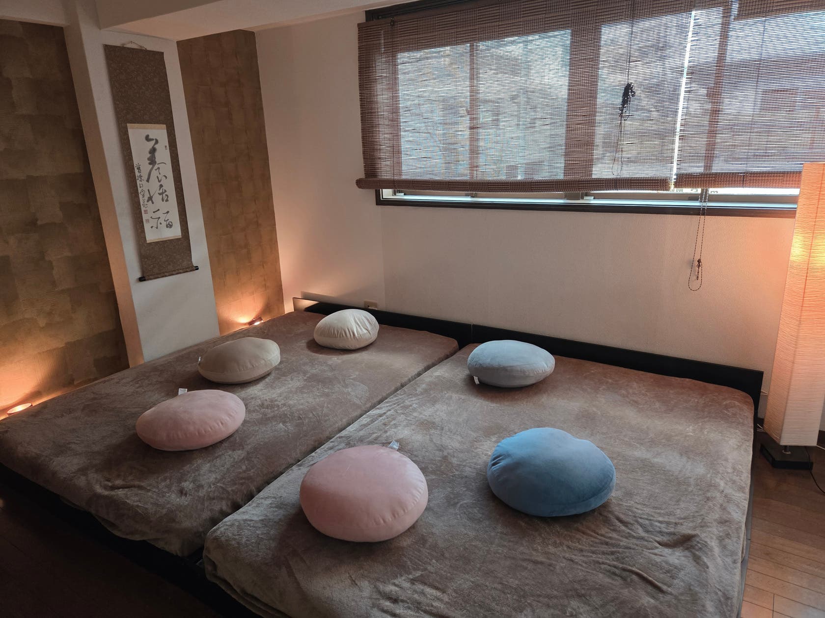 東新宿駅から徒歩30秒　特大まったりスペース/最大6名/空気清浄機ありの写真1