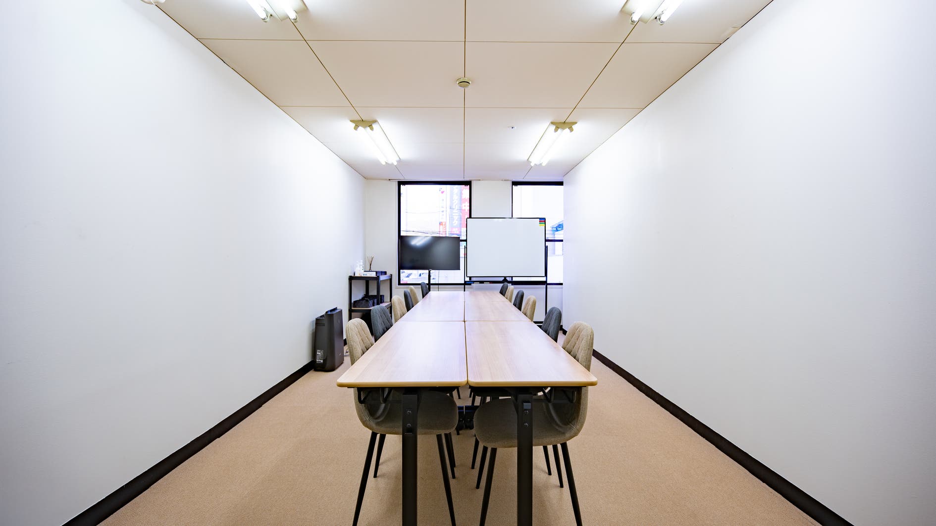 【JR三ノ宮駅0分】最大12名貸し会議室｜40型モニター無料｜会議・面接・研修・勉強会・仕事終わりの打ち合わせの写真1