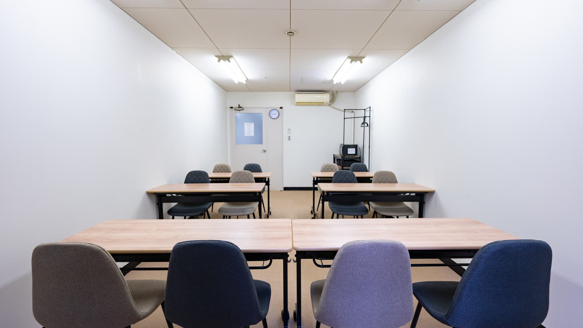 【JR三ノ宮駅0分】最大12名貸し会議室｜40型モニター無料｜会議・面接・研修・勉強会・仕事終わりの打ち合わせの写真3