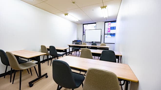 【JR三ノ宮駅0分】最大12名貸し会議室|40型モニター無料|会議・面接・研修・勉強会・仕事終わりの打ち合わせの写真5