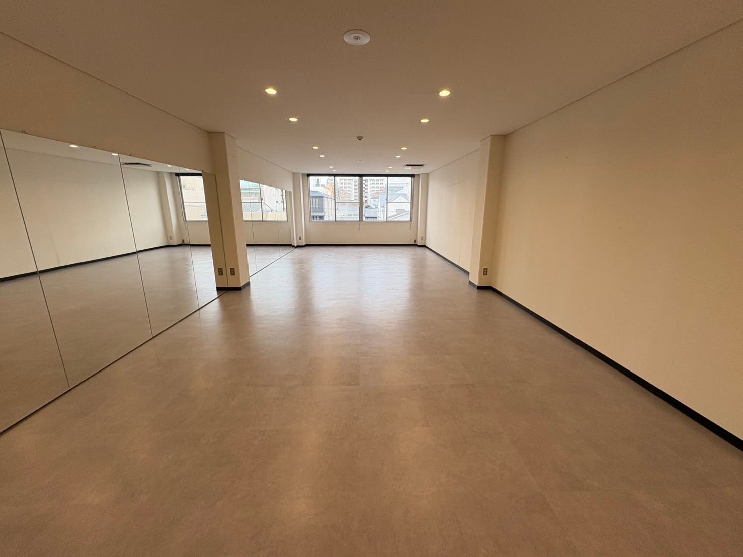 12/31Newオープン【五条駅徒歩8分】広々50㎡！長方形型で使いやすい★ダンス・ヨガ・演劇・ポージングの写真3