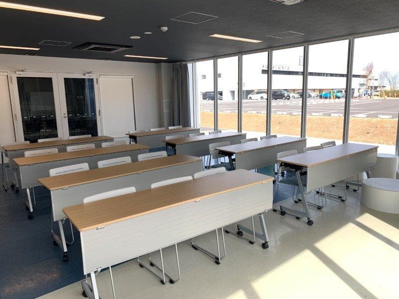 New![りんくうタウン駅徒歩5分]30名着席可能/モニター/ホワイトボード/広々会議室の写真1