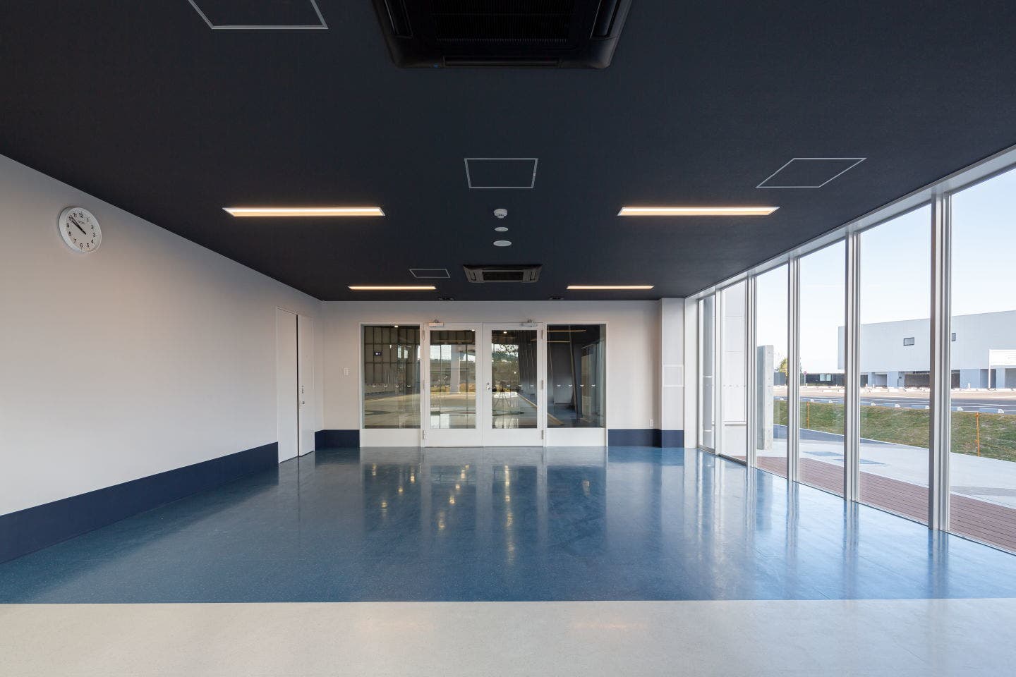 New![りんくうタウン駅徒歩5分]30名着席可能/モニター/ホワイトボード/広々会議室の写真2