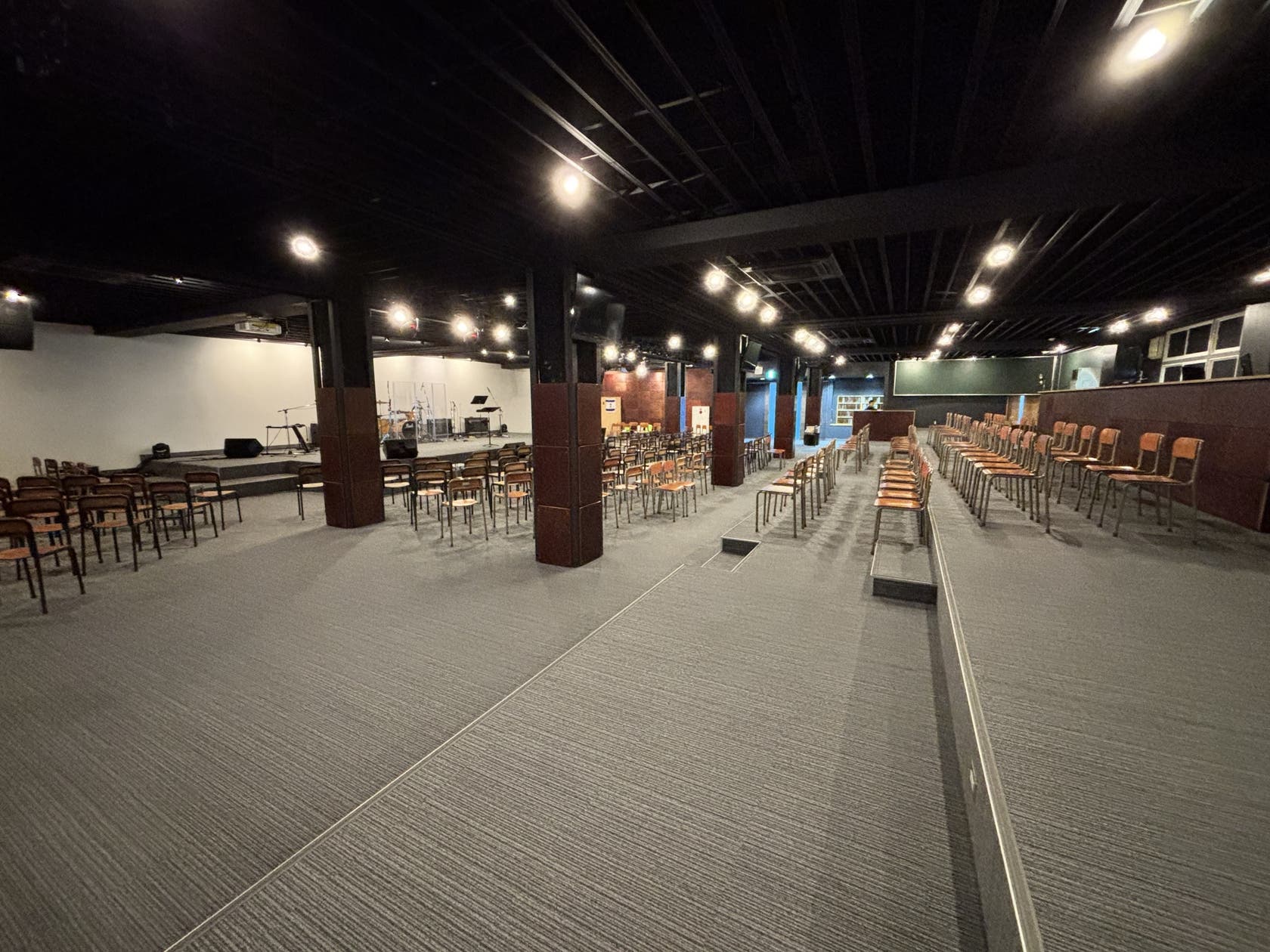 照明・音響設備を備え、300名規模のイベントもオペレーター対応でスムーズに開催可能！の写真3