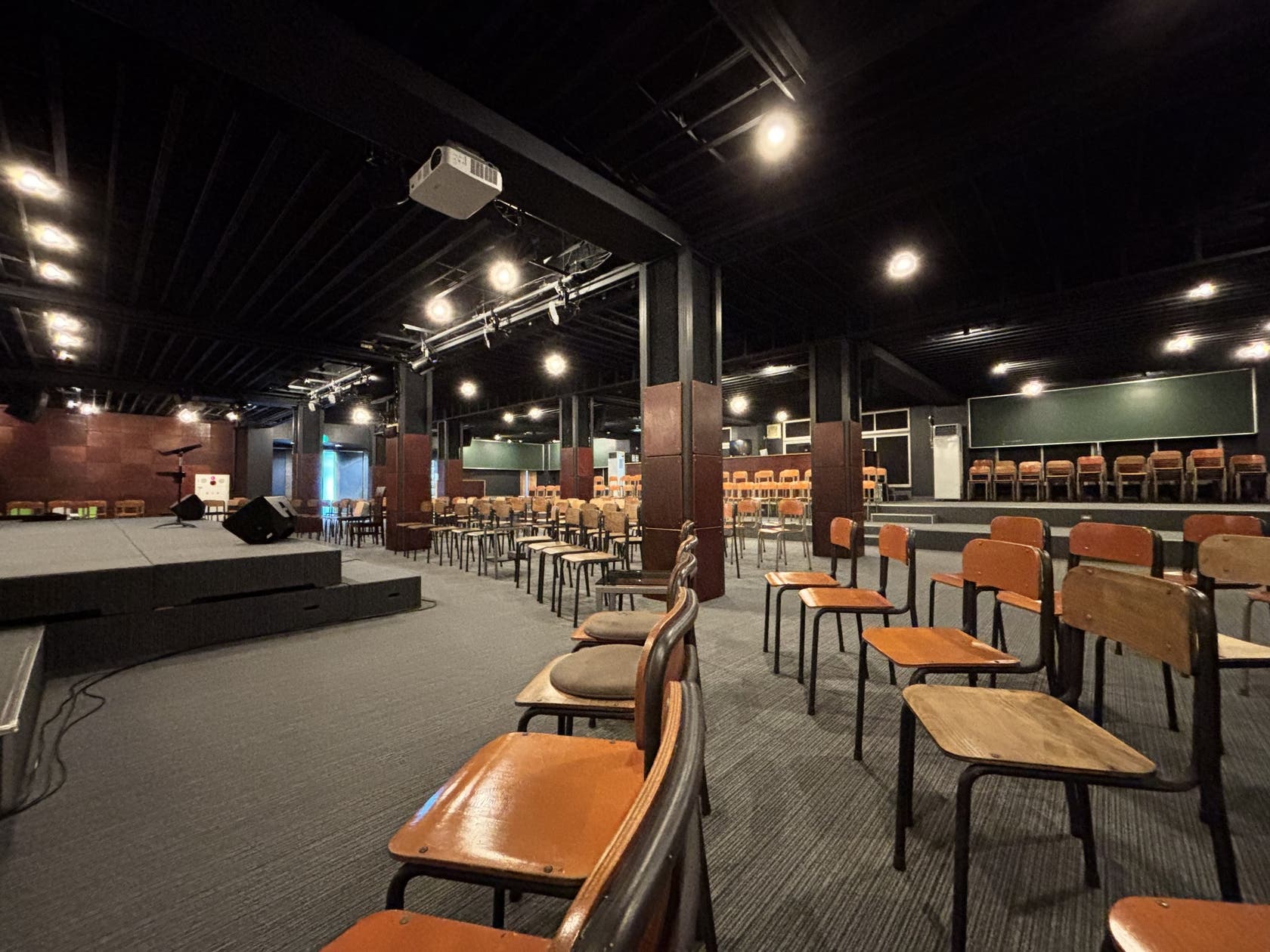 照明・音響設備を備え、300名規模のイベントもオペレーター対応でスムーズに開催可能！の写真4