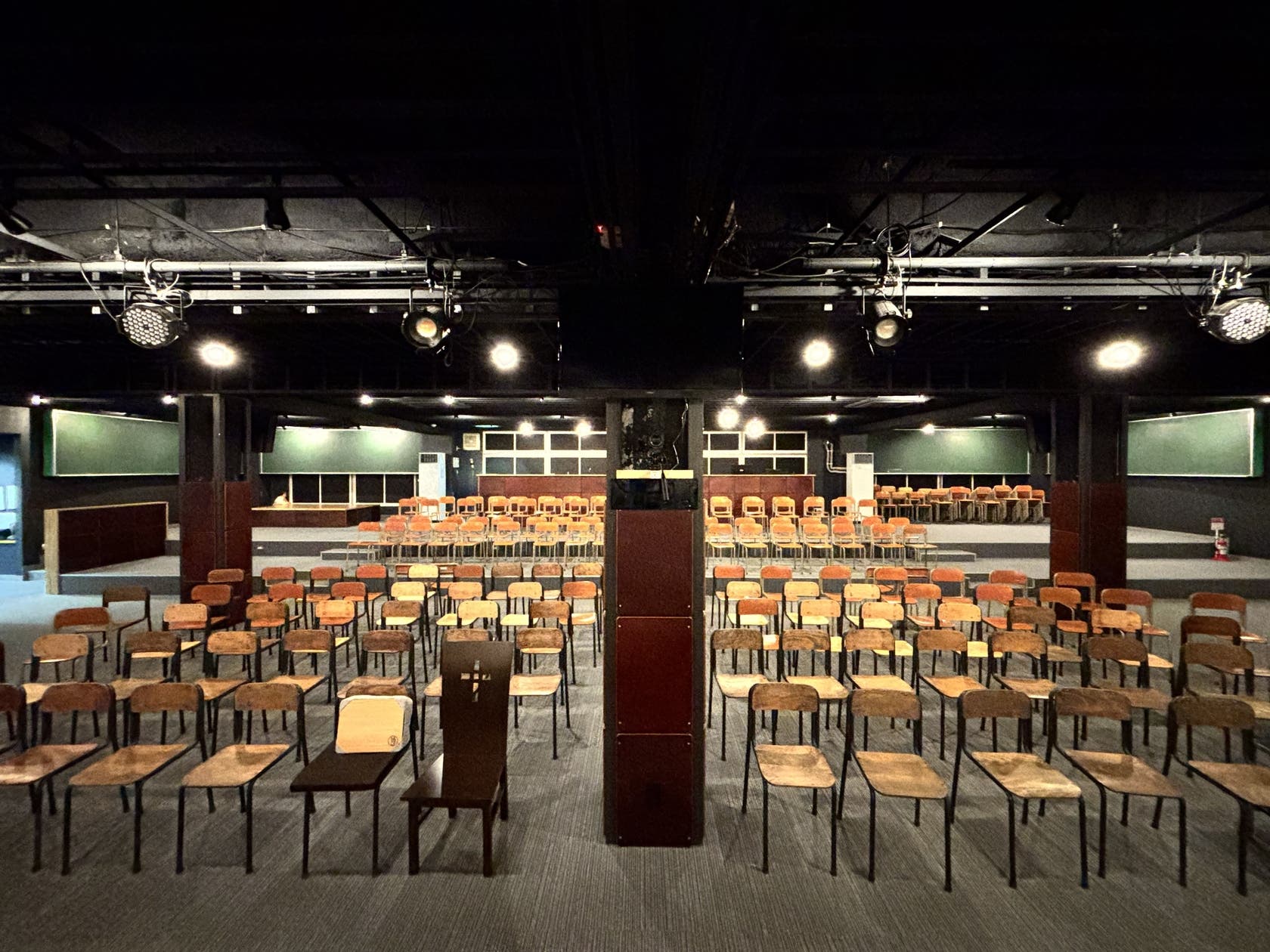 照明・音響設備を備え、300名規模のイベントもオペレーター対応でスムーズに開催可能！の写真1
