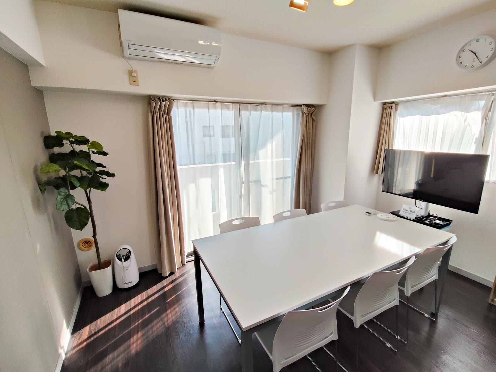 🎉リニューアル🎉【エントランスオートロック有・繁華街近く】web会議・商談・面接・打合せ・勉強会・撮影・配信・セミナーなどの写真1