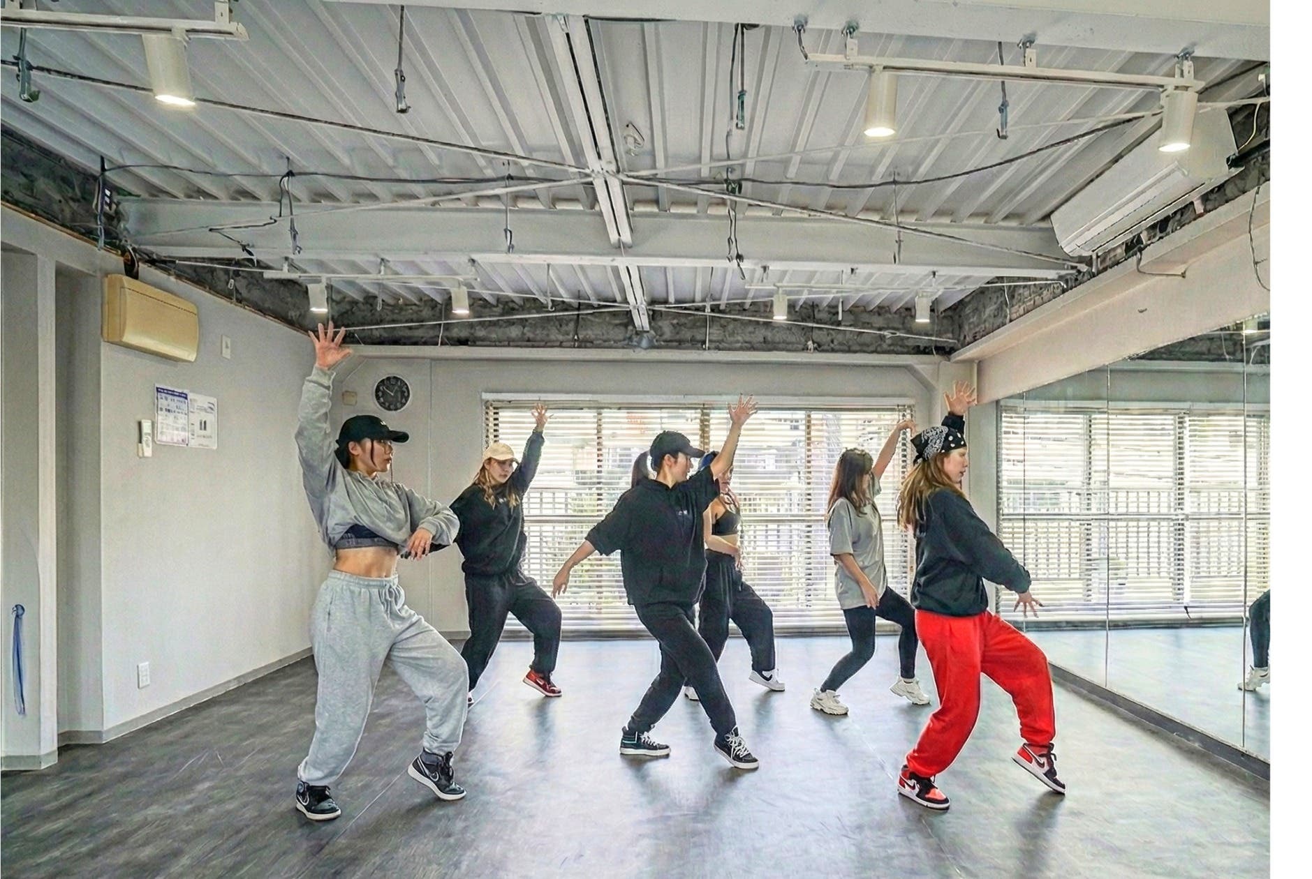 【桜木町駅4分】4.5mの大型鏡✨・広さ(40㎡)！ダンス・ヨガ・ウォーキング・SNS撮影OK！Wi-Fi、ヨガマット完備の写真2