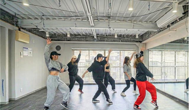 【桜木町駅4分】4.5mの大型鏡✨・広さ(40㎡)!ダンス・ヨガ・ウォーキング・SNS撮影OK!Wi-Fi、ヨガマット完備の写真2