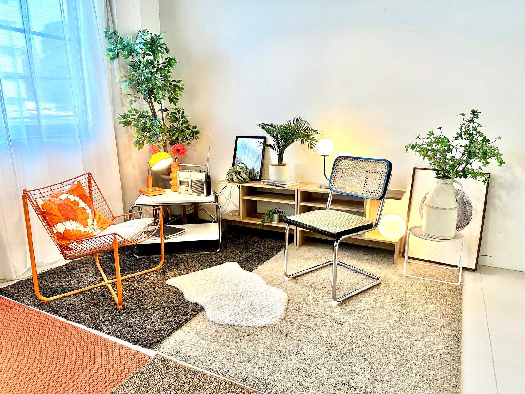 ベストホスト運営✨【目白駅3分】天高5m自然光の入る広い倉庫スタジオ！ダンス練習、窓際・白壁撮影/アンティーク&ビンテージ家具の写真3