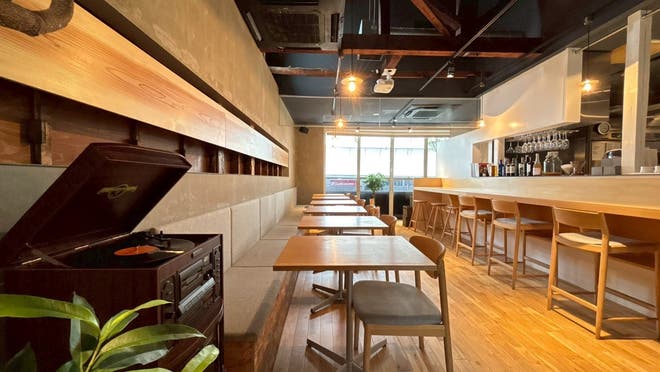 三軒茶屋駅から徒歩2分のカフェバーの写真1