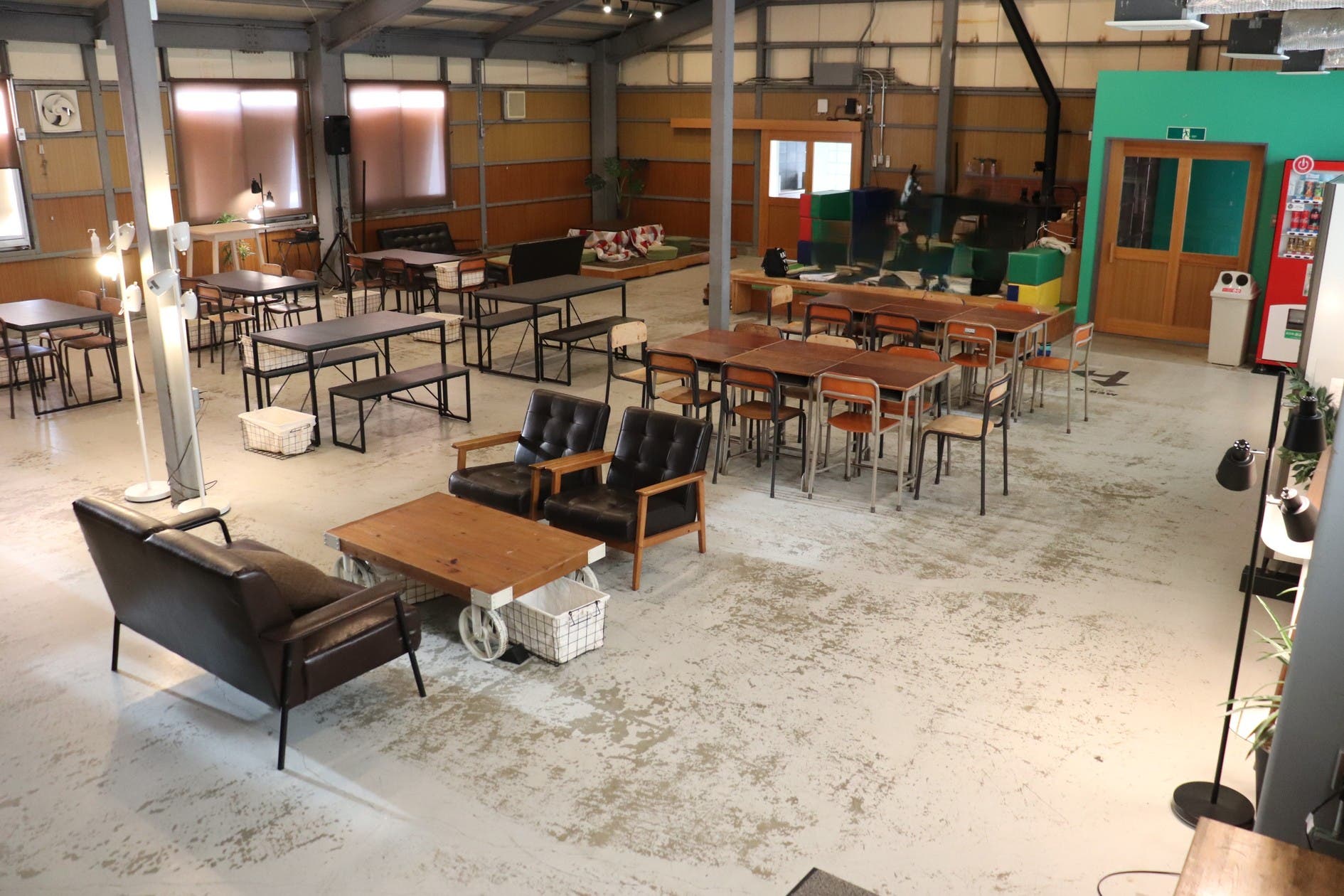 薪ストーブの温もりに包まれる癒しのラウンジ。ソファや小上がりでゆったり寛げ、会食スペースとしても最適な落ち着き空間。の写真2