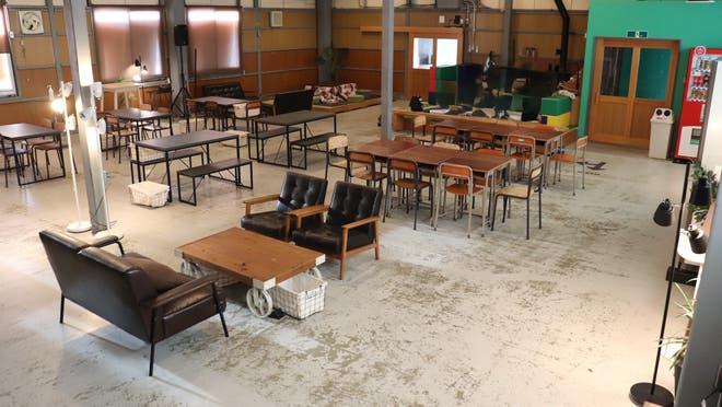 薪ストーブの温もりに包まれる癒しのラウンジ。ソファや小上がりでゆったり寛げ、会食スペースとしても最適な落ち着き空間。の写真2