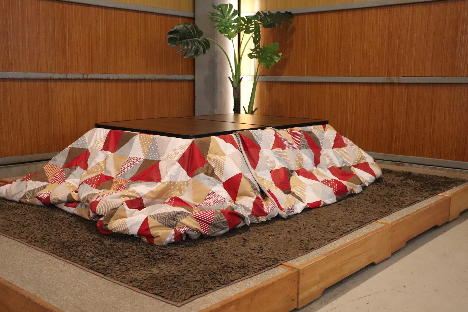 薪ストーブの温もりに包まれる癒しのラウンジ。ソファや小上がりでゆったり寛げ、会食スペースとしても最適な落ち着き空間。の写真6