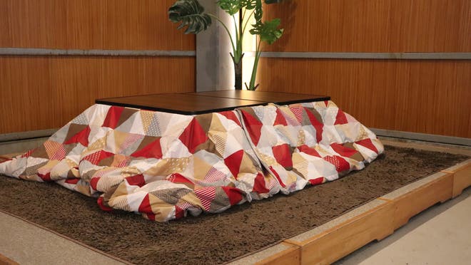 薪ストーブの温もりに包まれる癒しのラウンジ。ソファや小上がりでゆったり寛げ、会食スペースとしても最適な落ち着き空間。の写真6