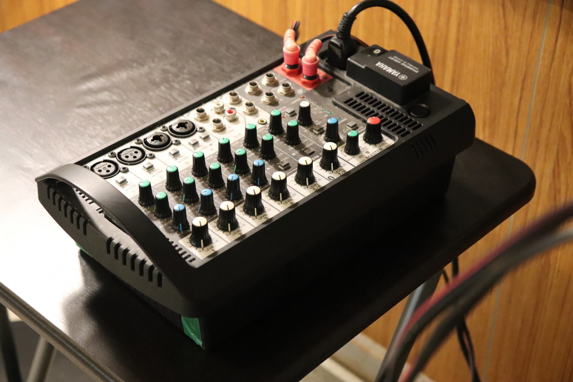 薪ストーブの温もりに包まれる癒しのラウンジ。ソファや小上がりでゆったり寛げ、会食スペースとしても最適な落ち着き空間。の写真11