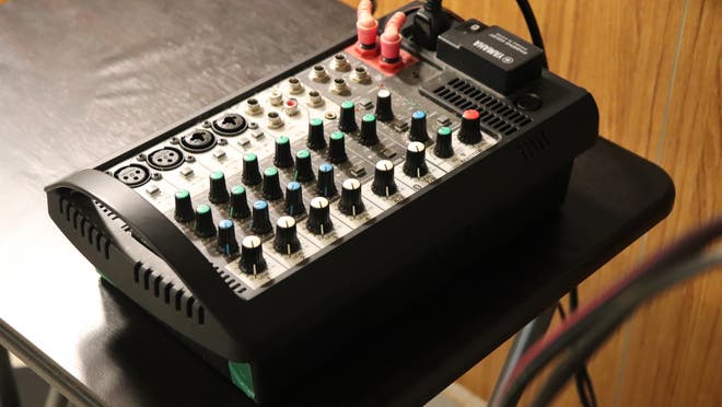 薪ストーブの温もりに包まれる癒しのラウンジ。ソファや小上がりでゆったり寛げ、会食スペースとしても最適な落ち着き空間。の写真11