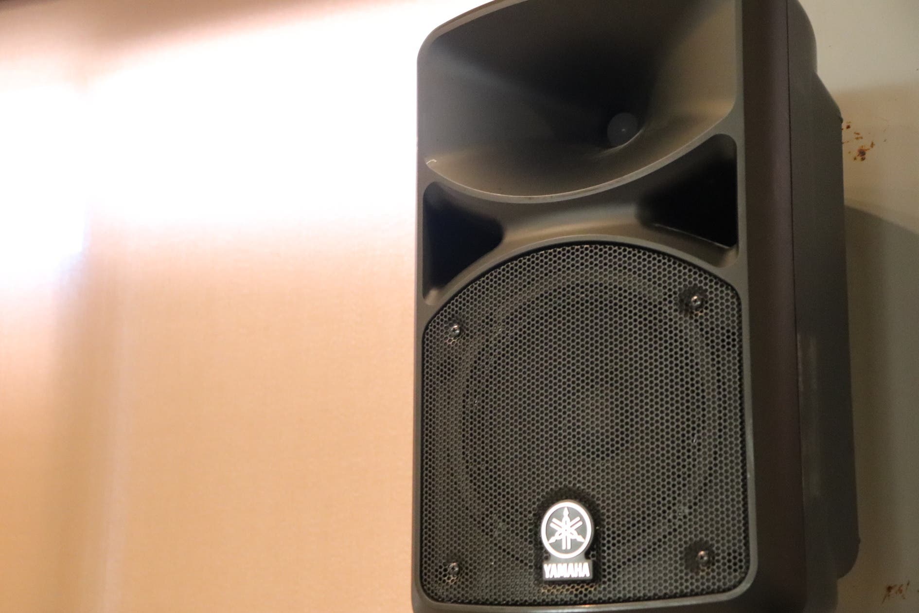 薪ストーブの温もりに包まれる癒しのラウンジ。ソファや小上がりでゆったり寛げ、会食スペースとしても最適な落ち着き空間。の写真10