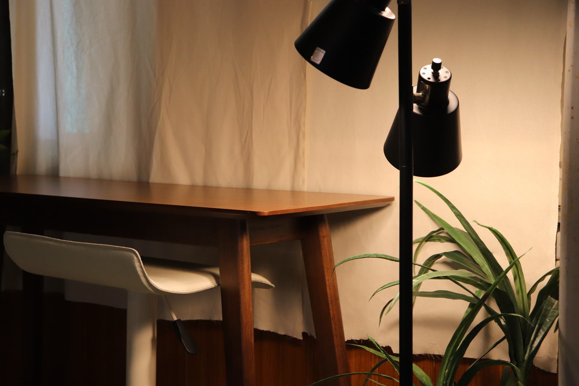 薪ストーブの温もりに包まれる癒しのラウンジ。ソファや小上がりでゆったり寛げ、会食スペースとしても最適な落ち着き空間。の写真4