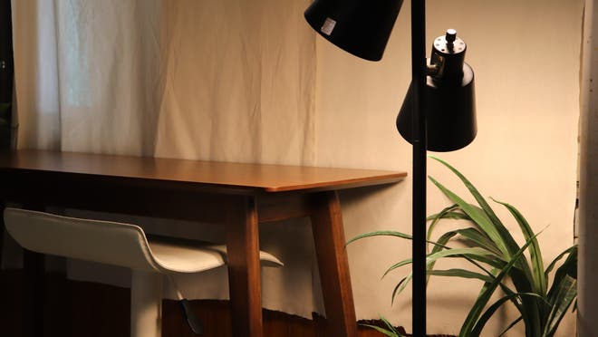 薪ストーブの温もりに包まれる癒しのラウンジ。ソファや小上がりでゆったり寛げ、会食スペースとしても最適な落ち着き空間。の写真4