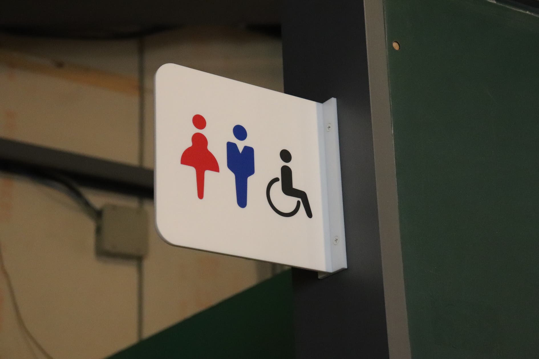 薪ストーブの温もりに包まれる癒しのラウンジ。ソファや小上がりでゆったり寛げ、会食スペースとしても最適な落ち着き空間。の写真8