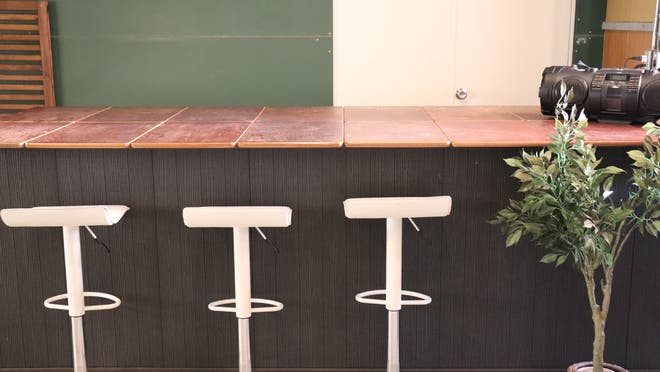 薪ストーブの温もりに包まれる癒しのラウンジ。ソファや小上がりでゆったり寛げ、会食スペースとしても最適な落ち着き空間。の写真5