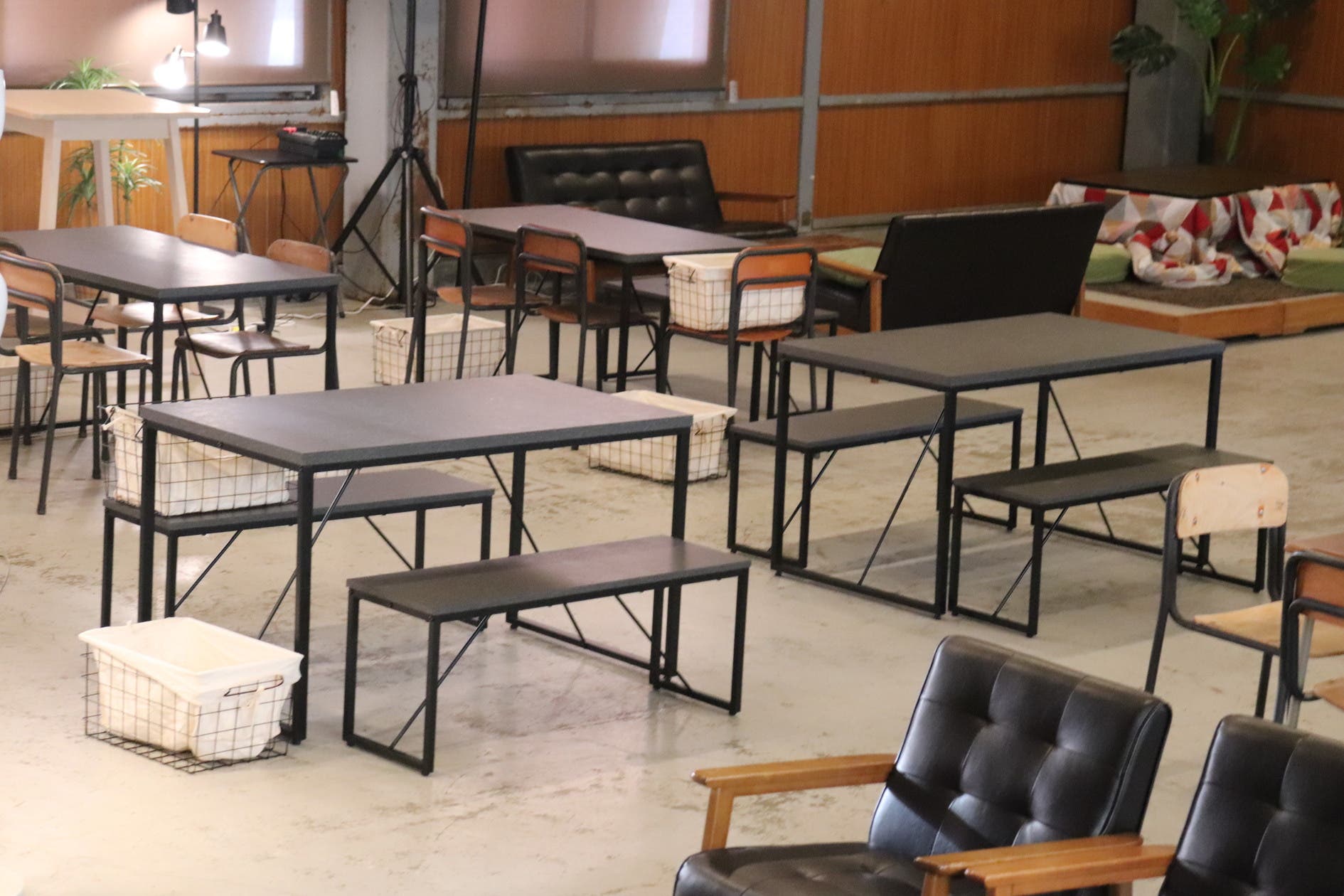 薪ストーブの温もりに包まれる癒しのラウンジ。ソファや小上がりでゆったり寛げ、会食スペースとしても最適な落ち着き空間。の写真3