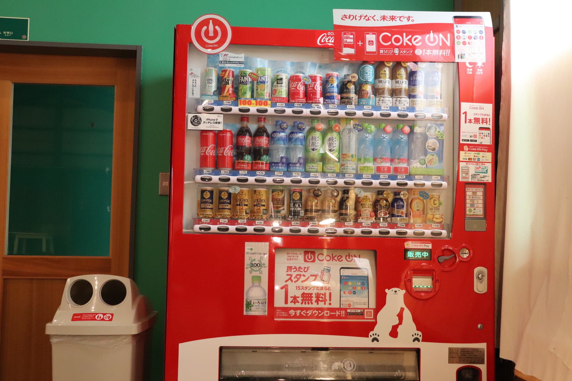 薪ストーブの温もりに包まれる癒しのラウンジ。ソファや小上がりでゆったり寛げ、会食スペースとしても最適な落ち着き空間。の写真7