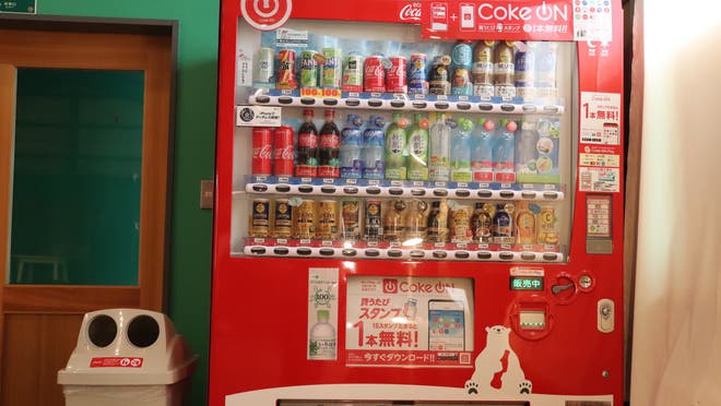 薪ストーブの温もりに包まれる癒しのラウンジ。ソファや小上がりでゆったり寛げ、会食スペースとしても最適な落ち着き空間。の写真7