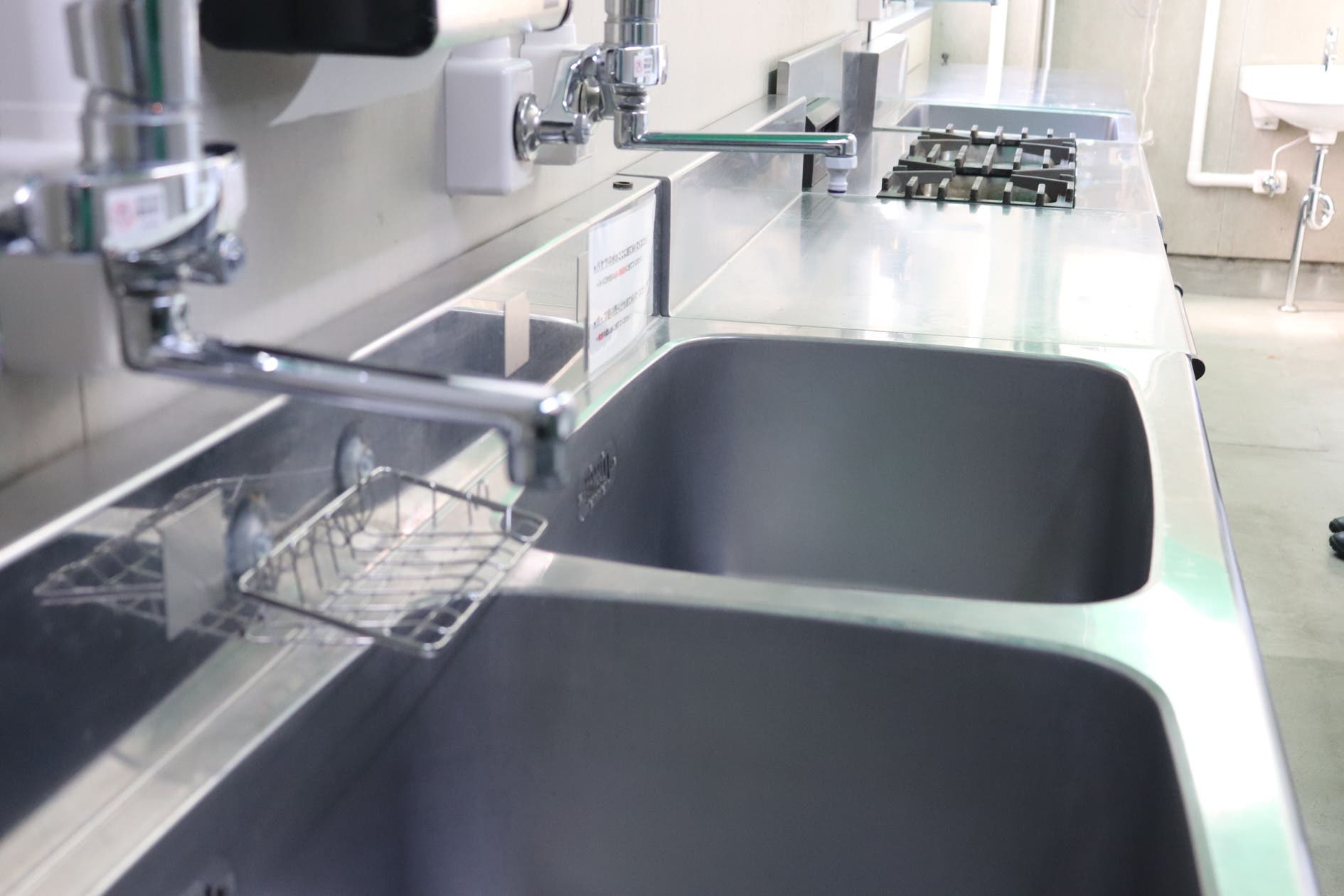 薪ストーブの温もりに包まれる癒しのラウンジ。ソファや小上がりでゆったり寛げ、会食スペースとしても最適な落ち着き空間。の写真9