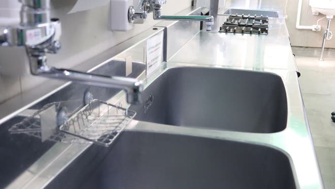 薪ストーブの温もりに包まれる癒しのラウンジ。ソファや小上がりでゆったり寛げ、会食スペースとしても最適な落ち着き空間。の写真9