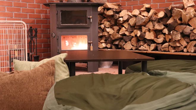 薪ストーブの温もりに包まれる癒しのラウンジ。ソファや小上がりでゆったり寛げ、会食スペースとしても最適な落ち着き空間。の写真1