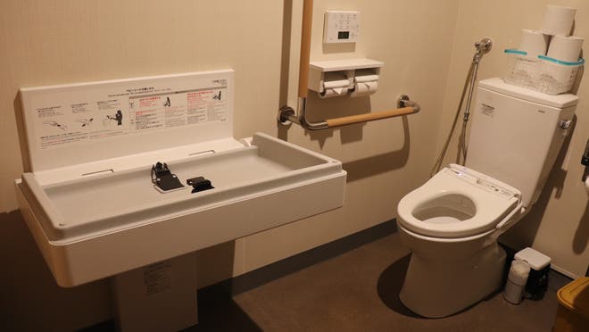 薪ストーブの温もりに包まれる癒しのラウンジ。ソファや小上がりでゆったり寛げ、会食スペースとしても最適な落ち着き空間。の写真12