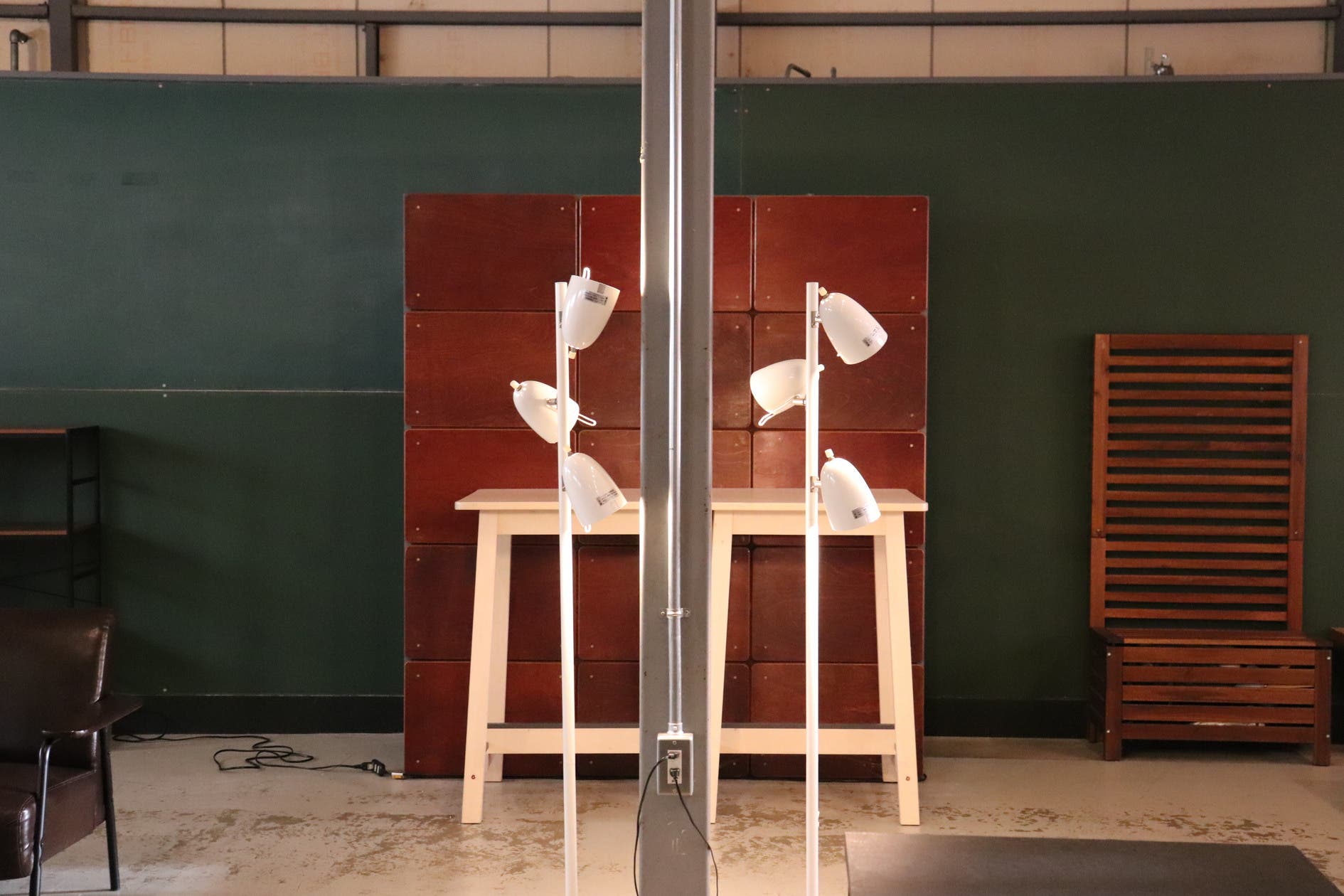 薪ストーブの温もりに包まれる癒しのラウンジ。ソファや小上がりでゆったり寛げ、会食スペースとしても最適な落ち着き空間。の写真13