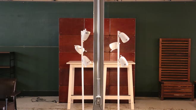 薪ストーブの温もりに包まれる癒しのラウンジ。ソファや小上がりでゆったり寛げ、会食スペースとしても最適な落ち着き空間。の写真13