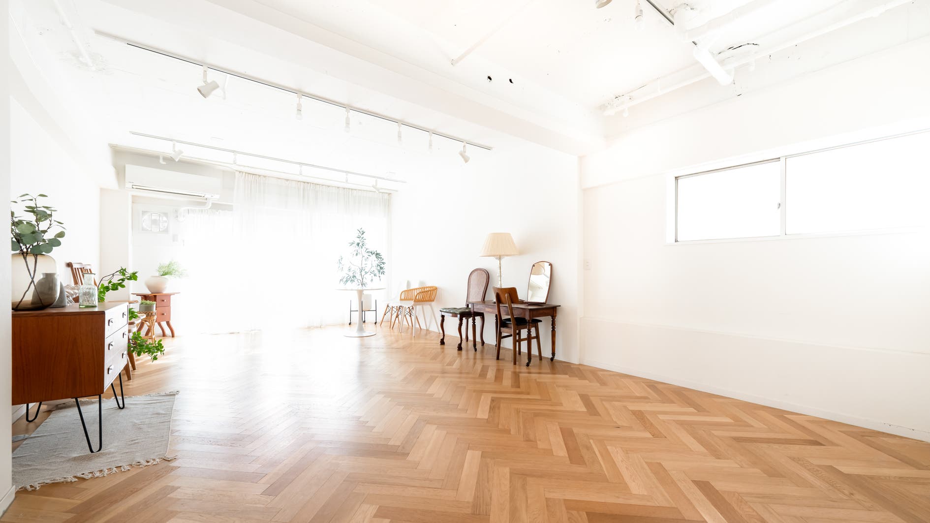 【saut studio】-南青山アドレス、窓から自然光が注ぐ、シンプルなスタジオ-の写真1