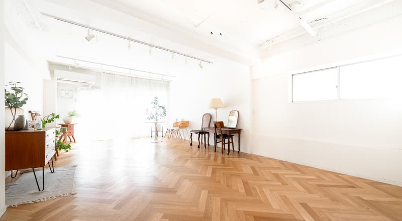 【saut studio】-南青山アドレス、窓から自然光が注ぐ、シンプルなスタジオ-