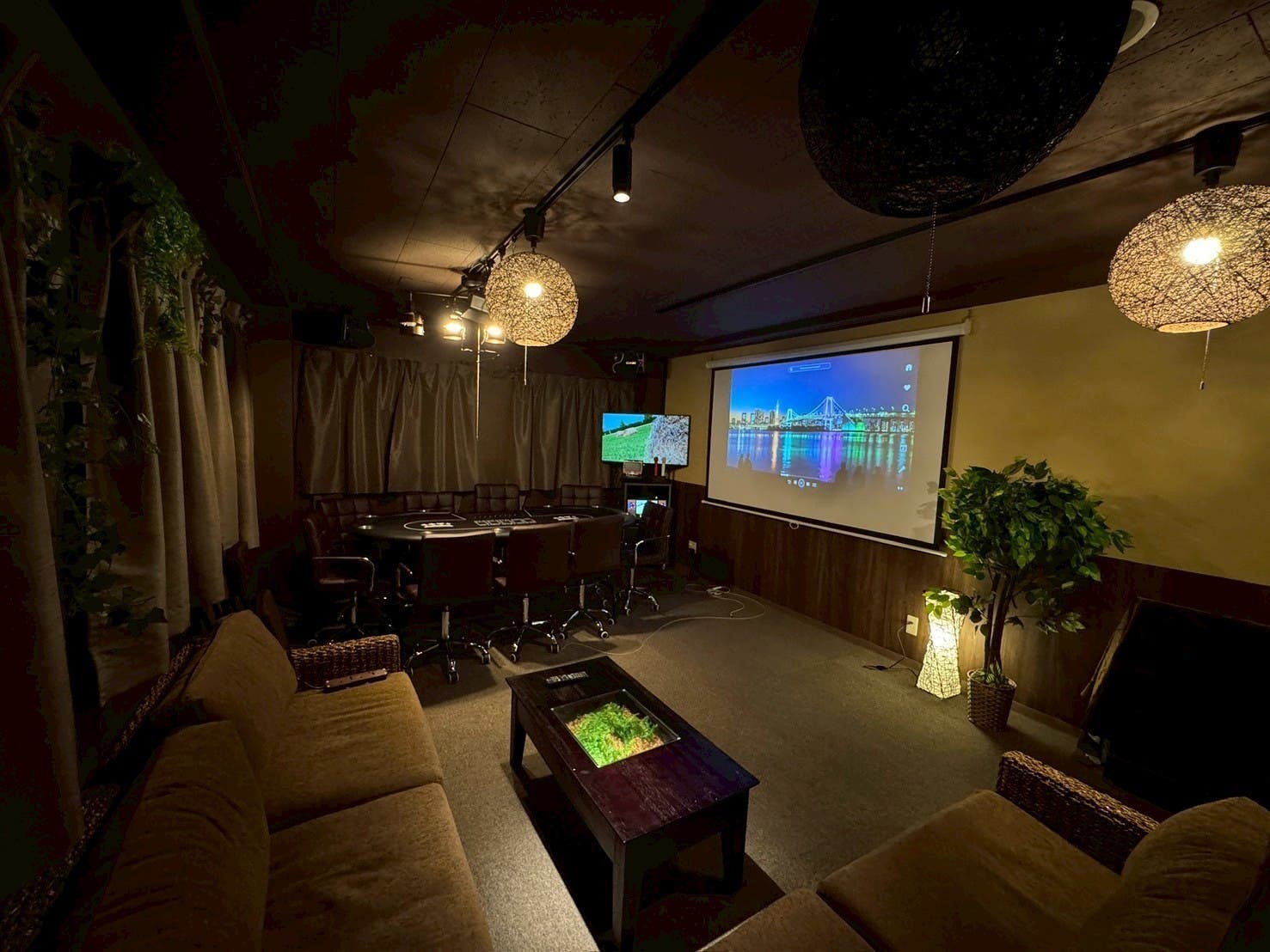 【FAMILYPOT 飯田橋2号店】駅徒歩5分 ポーカーテーブルやカラオケ、ダーツもあるパーティ向けバリ風スペースの写真1