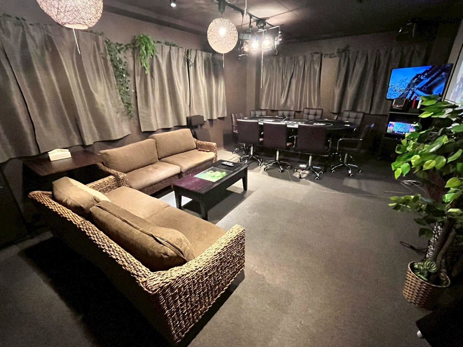 【FAMILYPOT 飯田橋2号店】駅徒歩5分 ポーカーテーブルやカラオケ、ダーツもあるパーティ向けバリ風スペースの写真5