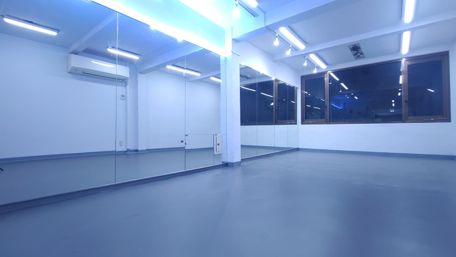 【2025年12月NEWOPEN】人気【最大20名】駅チカ★日本橋エリア★最高級舞台床リノリウム★ダンス&バレエの写真1