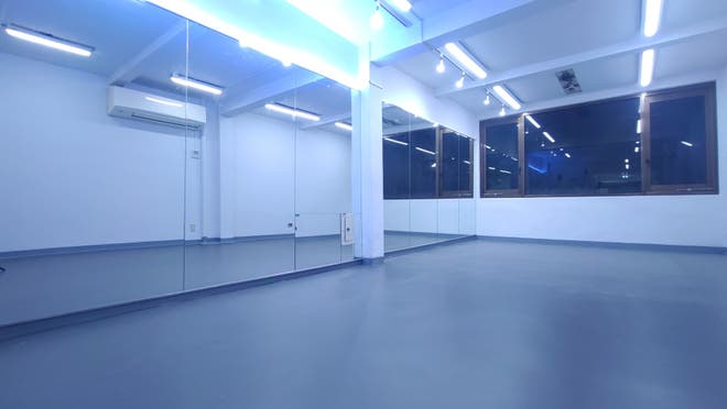 【2025年12月NEWOPEN】人気【最大20名】駅チカ★日本橋エリア★最高級舞台床リノリウム★ダンス&バレエの写真1