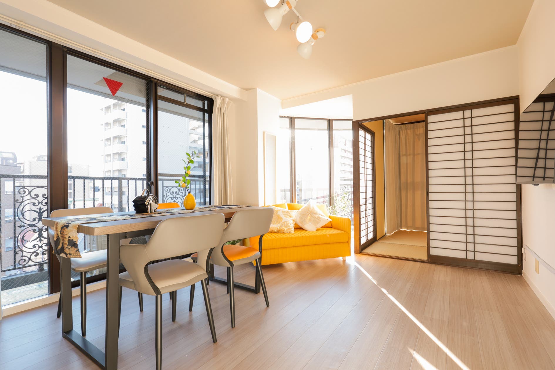 大阪市中心｜生活感のある3LDK｜商品撮影・Vlog・対談に最適の写真1