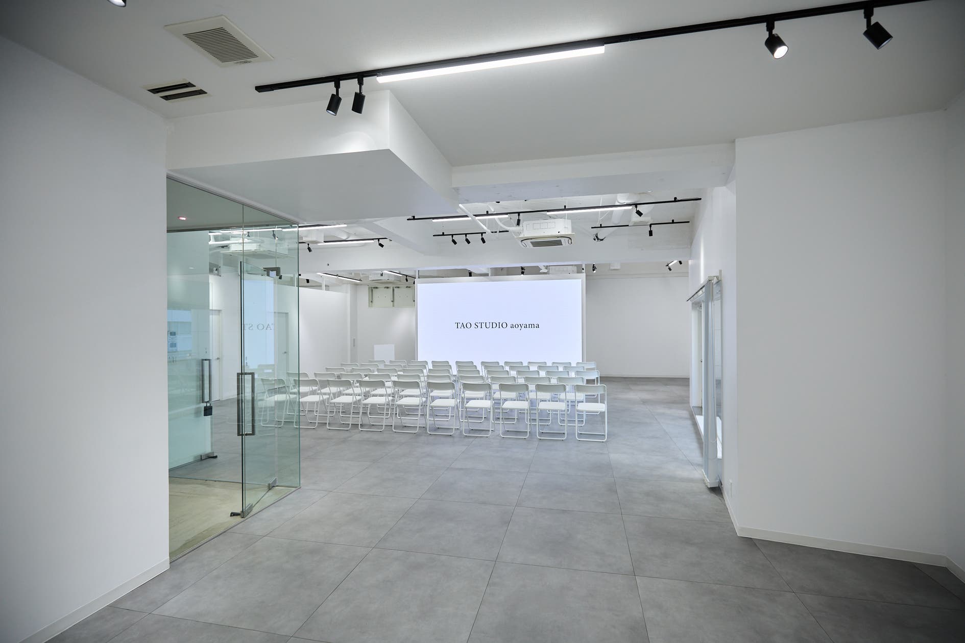 南青山3丁目 / 表参道　大型LEDウォールスクリーンが設置されているレンタルスタジオの写真3