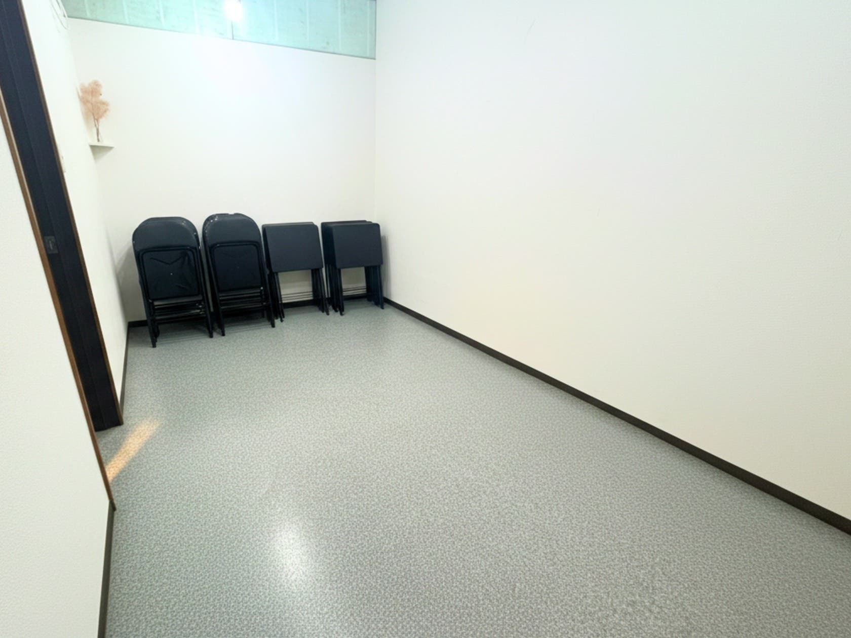 【駅徒歩2分】Wi-Fi電源無料🌟40種以上のドリンク＋おやつ付き✨コワーキング併設のレンタルルームの写真3