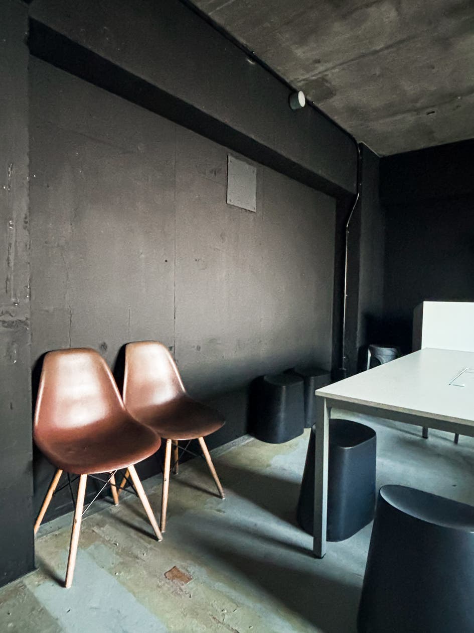 ＜2025年11月オープン＞着座で最大20名まで利用可！イベント、セミナー、撮影、懇親会などに利用！大型モニター2台ありの写真2